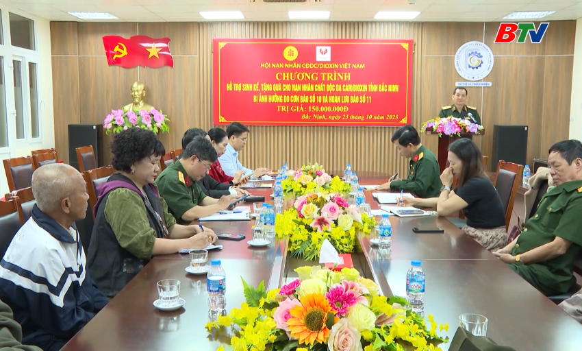 Tặng quà nạn nhân chất độc da cam/dioxin ảnh hưởng bởi bão, lũ - Báo và ...